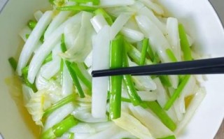 清炒水芹菜怎么炒好吃_水芹菜焯水几分钟