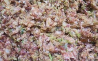 大葱猪肉饺子怎么调馅好吃_大葱猪肉饺子馅要不要打水