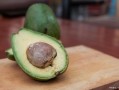牛油果的核能生吃吗_牛油果的核怎么吃才安全