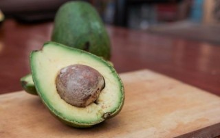 牛油果的核能生吃吗_牛油果的核怎么吃才安全