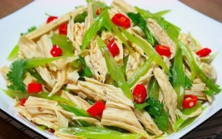 芹菜拌腐竹怎么做_芹菜拌腐竹焯水几分钟
