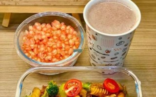 午餐吃什么最营养最健康_上班族午餐怎么搭配