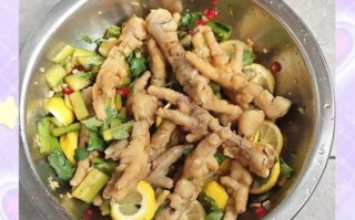 凉拌柠檬鸡爪怎么做_柠檬鸡爪酸辣入味技巧