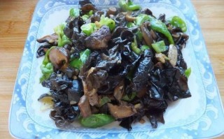 香菇炒木耳怎么做好吃_香菇炒木耳的家常做法