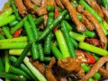 蒜苔炒肉怎么炒才嫩_蒜苔炒肉要不要焯水