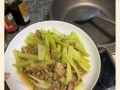 西芹炒肉怎么炒好吃窍门_西芹炒肉先炒肉还是先炒芹菜