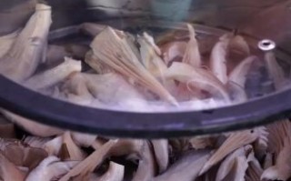 凉拌鲜蘑菇怎么做_鲜蘑菇凉拌要不要焯水