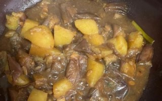 茄子土豆炖肉怎么做才入味_茄子土豆炖肉不糊锅技巧
