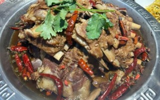 正宗红焖羊排锅怎么做_羊排去膻味技巧