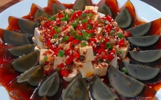 凉拌皮蛋豆腐怎么做才好吃_皮蛋豆腐不腥的秘诀