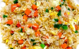 食堂蛋炒饭怎么做_蛋炒饭不糊锅技巧