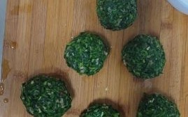 荠菜馅里放什么最好吃_荠菜饺子馅怎么调才香