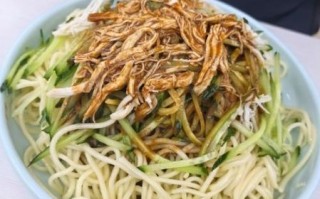 鸡丝热汤面怎么做_鸡丝热汤面需要哪些食材