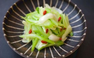 凉拌西芹百合怎么做_西芹百合焯水几分钟