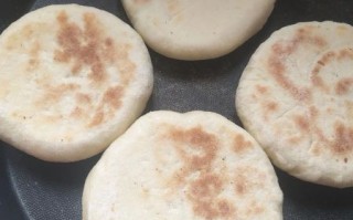 葱花油饼怎么做才松软_葱花油饼的家常做法