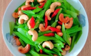 西芹炒腰果怎么做_西芹炒腰果热量高吗