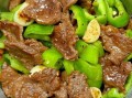 青椒爆炒牛肉怎么做才嫩_青椒炒牛肉要不要焯水