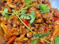 干锅牛蛙怎么做才入味_牛蛙焯水还是直接炒