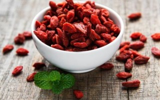 枸杞干嚼一天吃多少颗_干嚼枸杞最佳数量