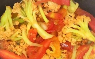 西红柿炒菜花怎么做好吃_西红柿炒菜花要不要焯水