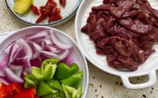 洋葱炒猪肝怎么炒好吃还嫩_猪肝嫩滑不腥的秘诀