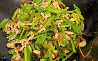 芹菜炒肉怎么炒才嫩_家常芹菜炒肉做法
