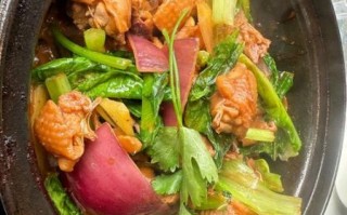 鸡公煲和黄焖鸡的区别_哪个更好吃