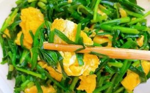 韭菜炒鸡蛋怎么炒才嫩不出水_韭菜炒鸡蛋要不要焯水