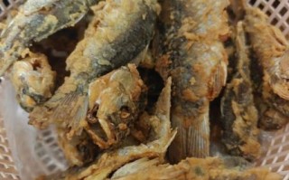 油炸鱼怎么做才酥脆_油炸鱼用什么配料最好