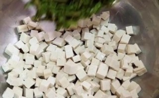 香椿叶拌豆腐怎么做_香椿拌豆腐要不要焯水