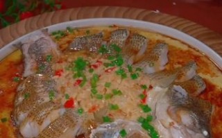 蒜香鲈鱼怎么做_蒜香鲈鱼家常做法