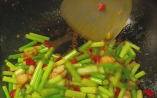 蒜苔炒虾仁怎么炒才嫩_蒜苔炒虾仁家常做法