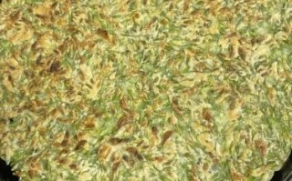 烙槐花饼的做法_槐花饼怎么和面不硬