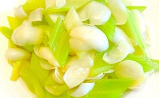 西芹百合怎么炒好吃_西芹百合焯水几分钟