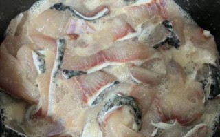 酸菜鱼怎么做好吃_家庭版酸菜鱼做法