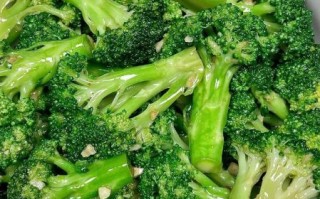 蚝油蒜蓉西兰花怎么做_西兰花焯水几分钟才脆绿