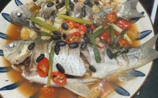 蒸鲫鱼怎么做才鲜嫩_蒸鲫鱼的家常做法大全图解