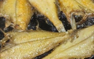 煎小偏口鱼怎么不粘锅_小偏口鱼煎多久能熟
