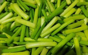 生腌蒜苔丁怎么做_生腌蒜苔丁要焯水吗