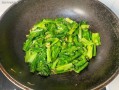 饭店里的青菜怎么炒才脆_青菜焯水几分钟才绿