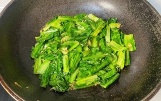饭店里的青菜怎么炒才脆_青菜焯水几分钟才绿