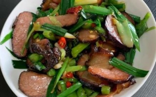 青蒜苗炒腊肉怎么做_腊肉炒青蒜苗先炒哪个