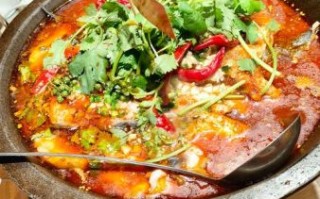 正宗石锅鱼怎么做_石锅鱼做法视频教程