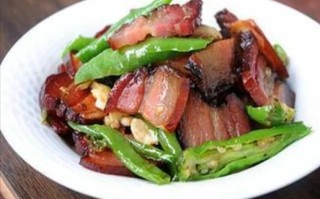 腊肉炒青椒怎么炒好吃_腊肉炒青椒用焯水吗