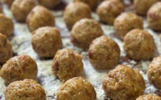 炸丸子怎么做才圆_炸丸子不圆的原因