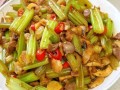 芹菜炒鸡胗怎么炒才脆嫩_芹菜炒鸡胗焯水还是不焯水