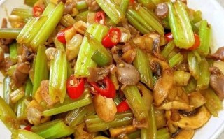 芹菜炒鸡胗怎么炒才脆嫩_芹菜炒鸡胗焯水还是不焯水