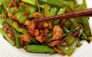 芹菜炒肉怎么做_芹菜炒肉家常做法视频