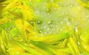 新鲜黄花菜可以直接煮汤吗_新鲜黄花菜煮汤前怎么处理