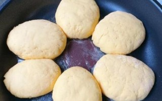 玉米面贴饼子怎么做_玉米面贴饼子怎么和面